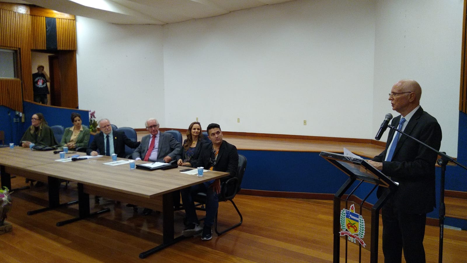 Cerimônia marca despedida do professor José Isaac Pilati e dá posse à ...